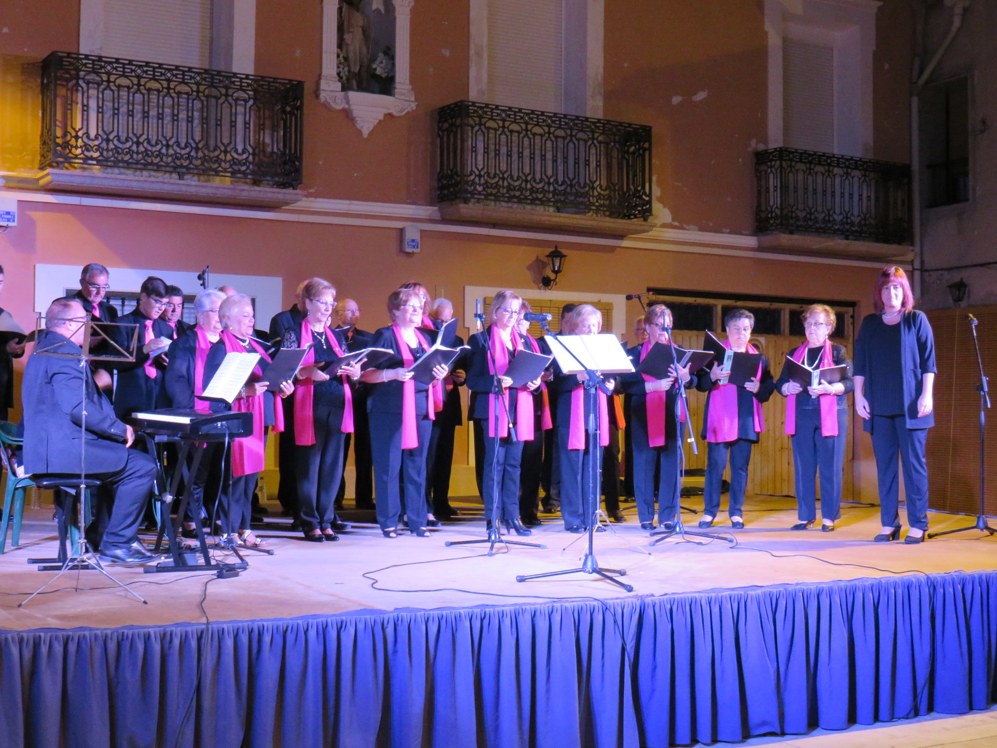 Concierto del Orfeón aspense Virgen de las Nieves en Plaza de San Juan ...